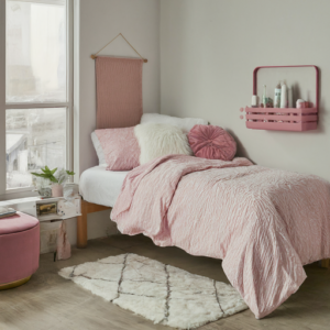 16 Pink Dorm Room Decor Ideas - DIYCozy: Nails, Decor, DIY, Gardening ...